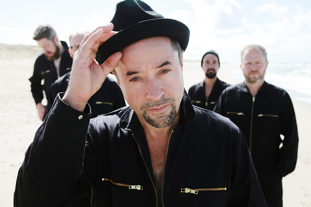 Jan Josef Liefers rockt mit "Radio Doria" das LEO | Leo Theater